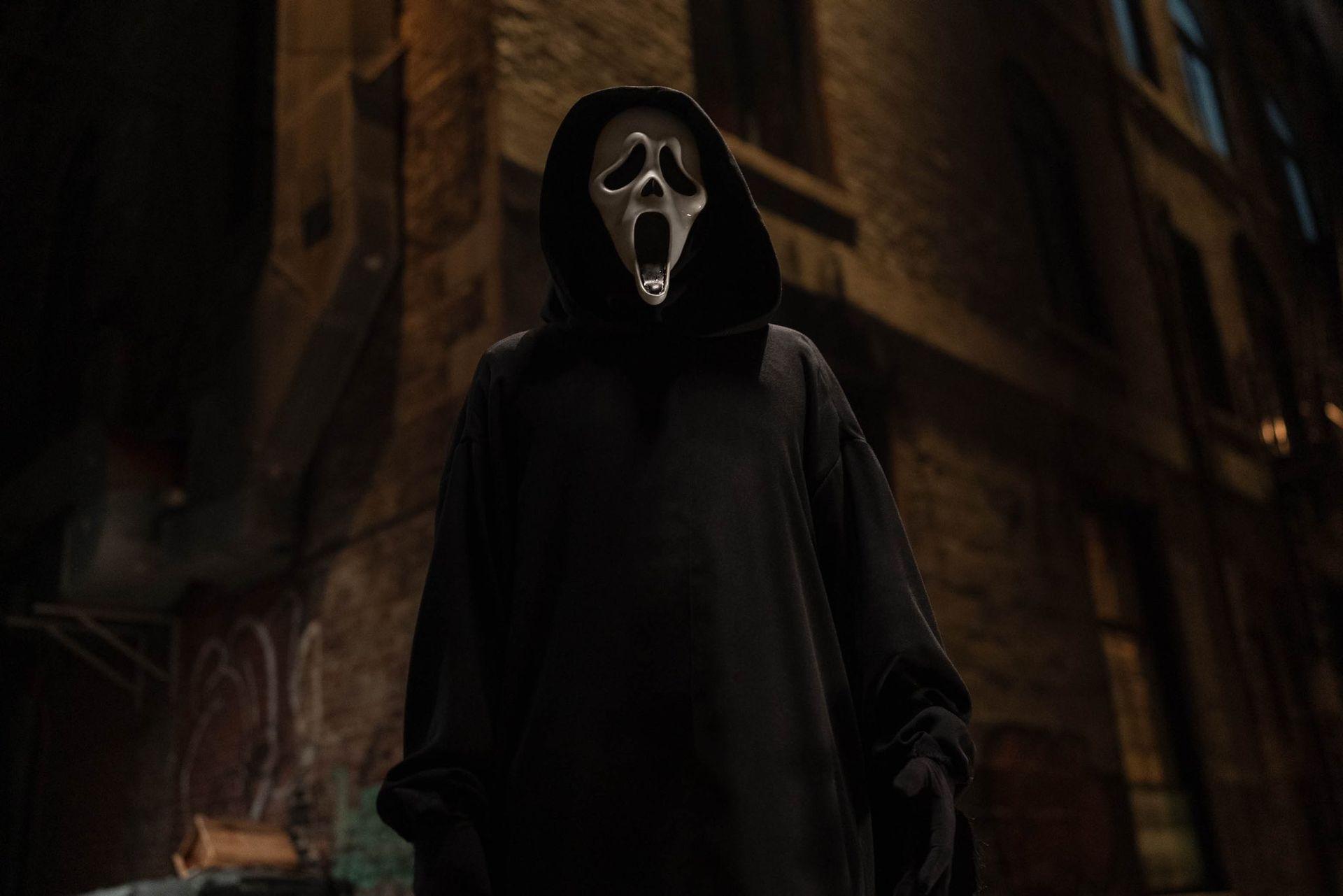 Ghostface meets a dark New York alley in new Scream 6 image | Xfire